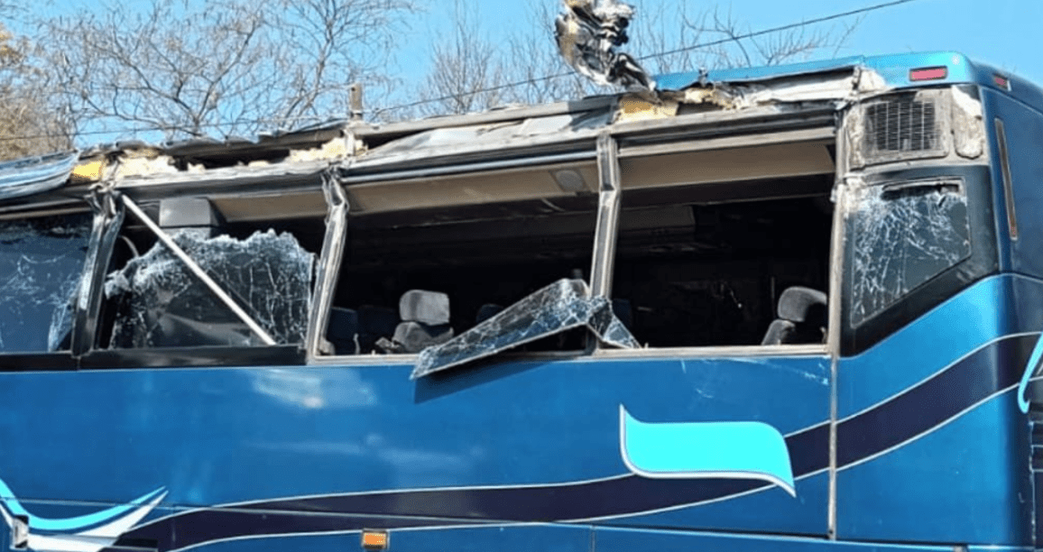 Pasajeros sufren heridas leves en colisión entre bus y tráiler en km 97 ...