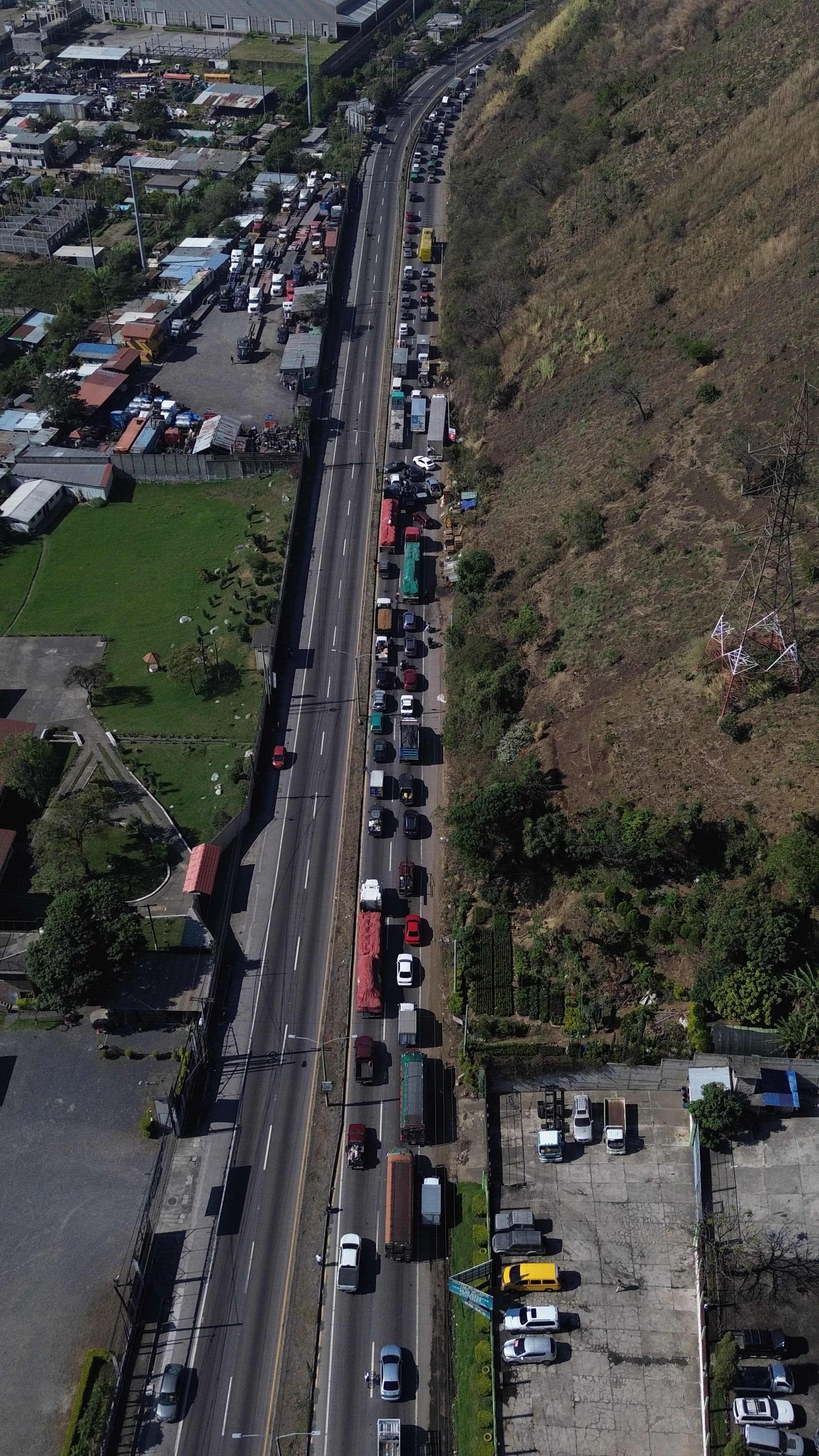 Continúa bloqueo en la ruta al Pacífico