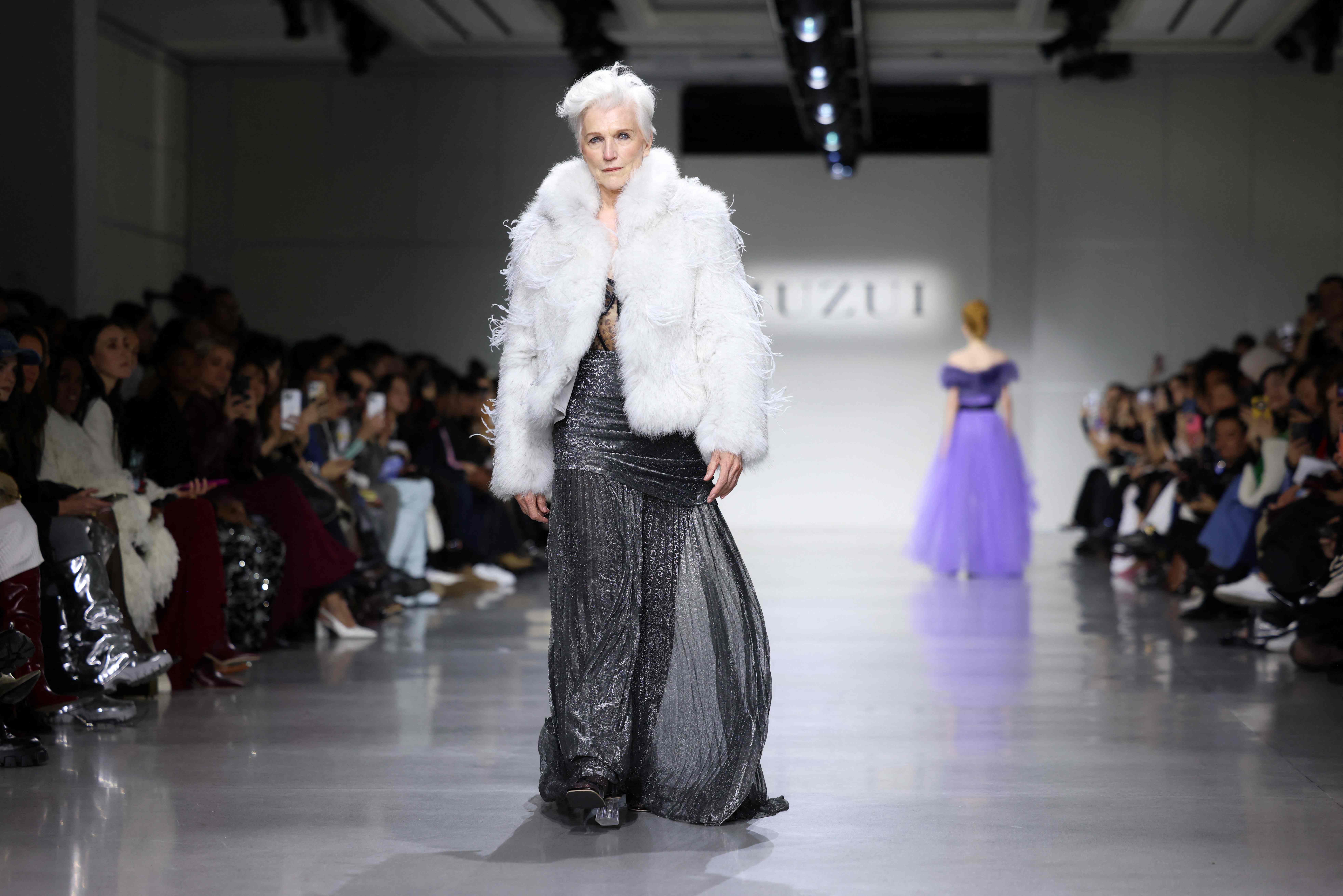 Maye, la madre de Elon Musk, vuelve a desfilar como una supermodelo a ...