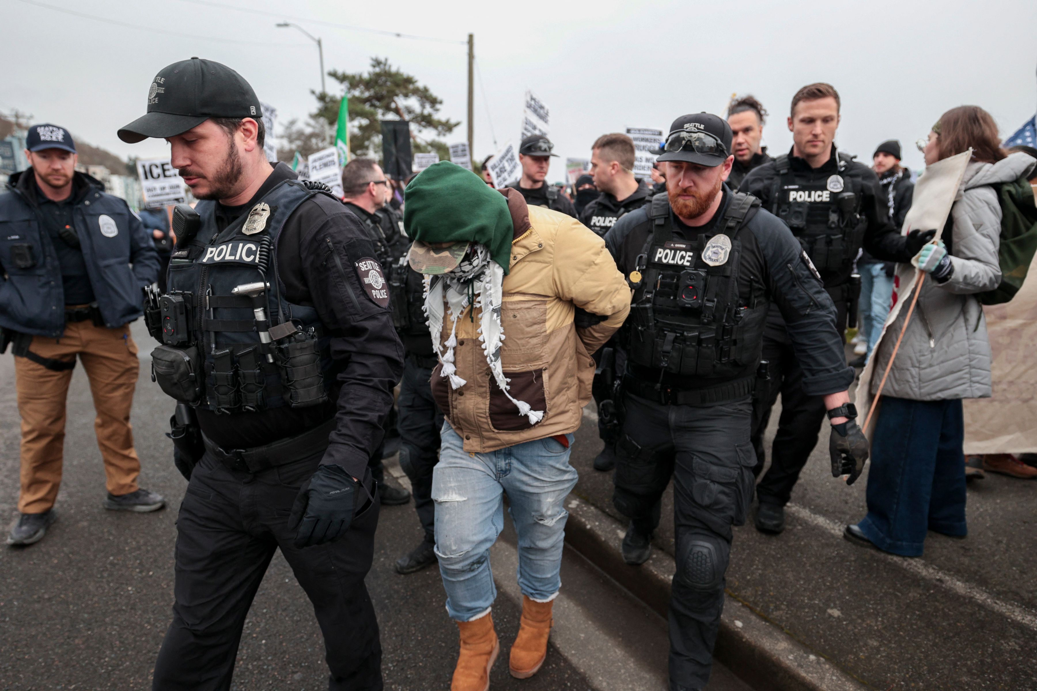 Agentes federales efectúan una redada contra migrantes en un puesto de ...