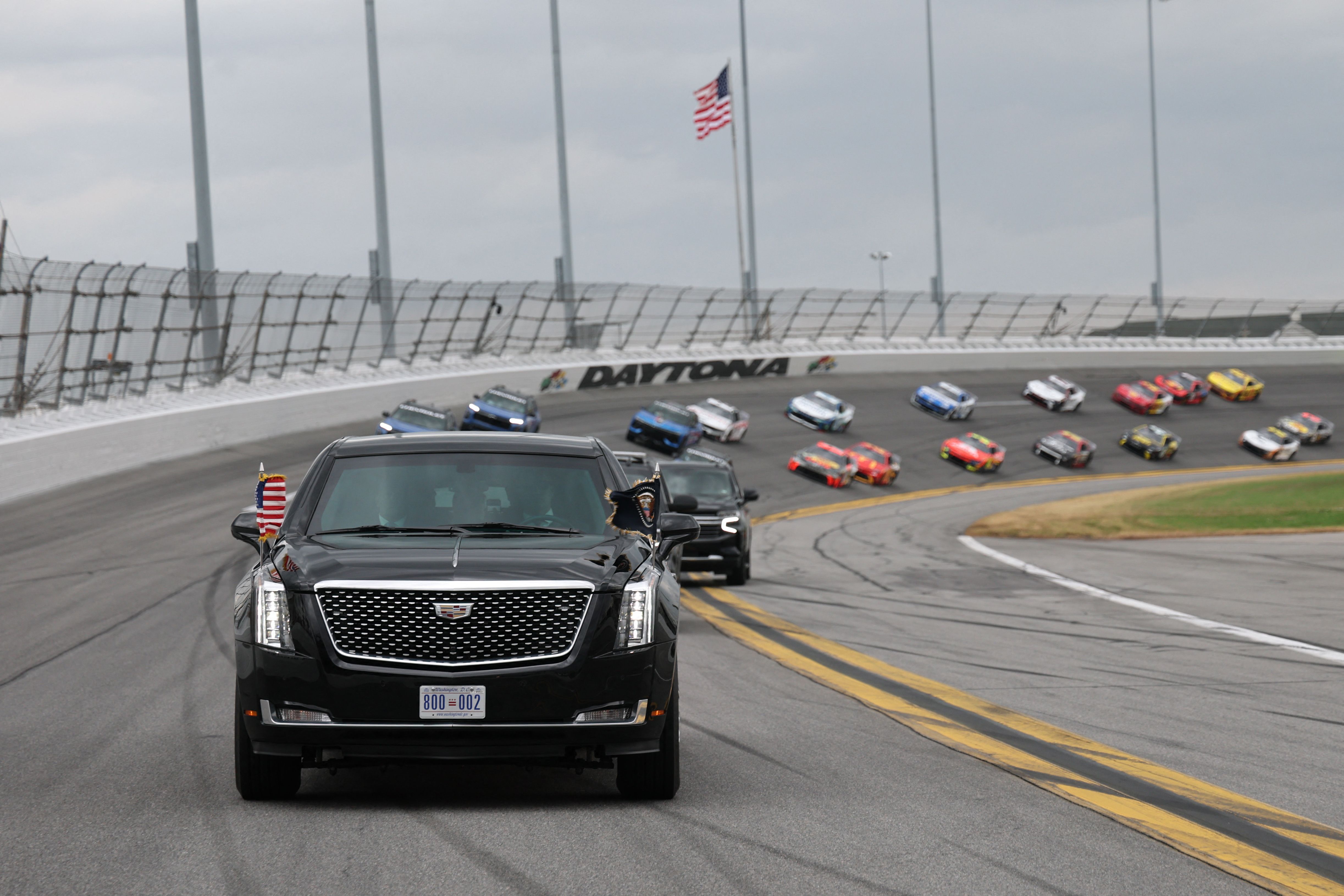Trump hace visita deportiva en la carrera Daytona 500 e ingresa a la ...