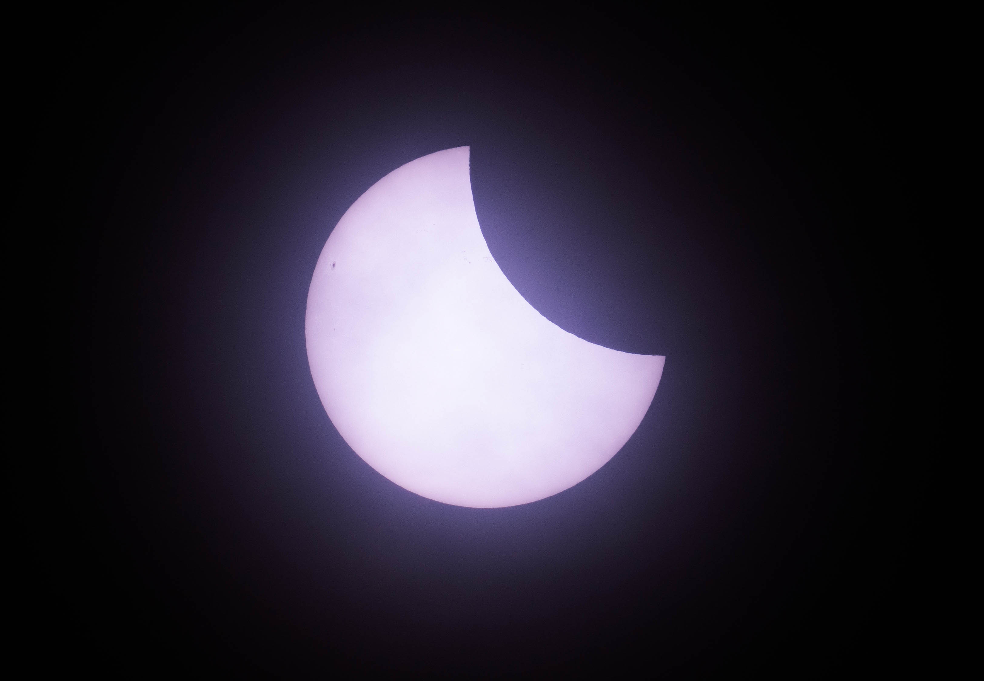 Así se vio el eclipse solar parcial que cubrió el 90% de Canadá y ...