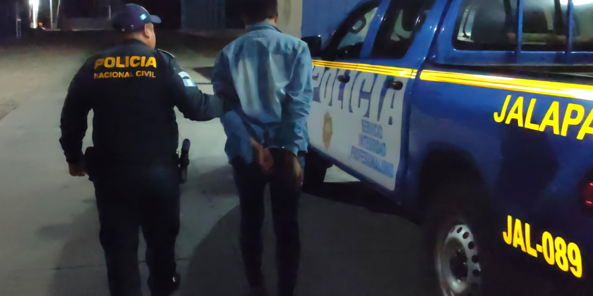 Motorista capturado por portar arma ilegal choca contra otra moto en su intento de huir de operativo