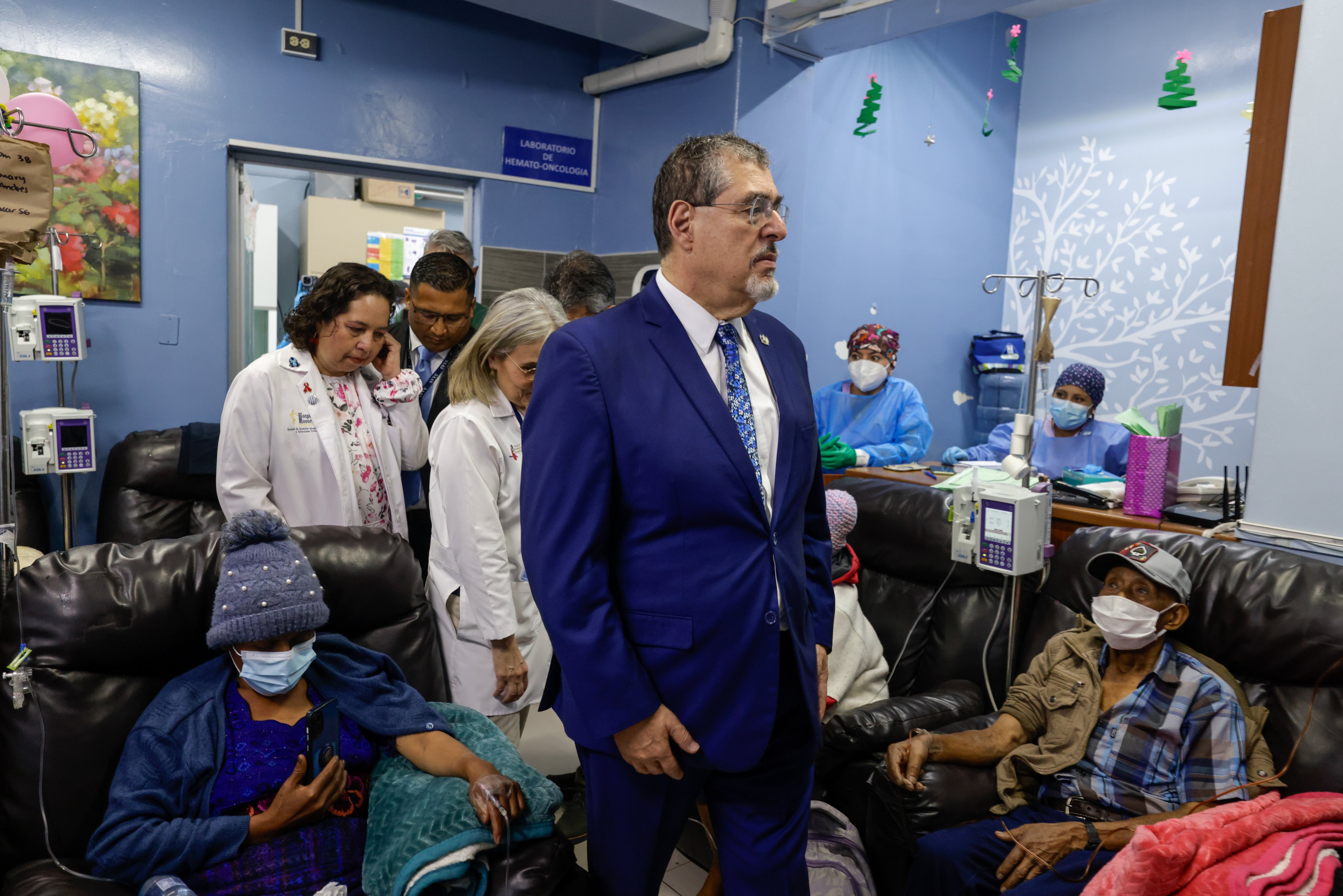 Arévalo visita el Hospital Roosevelt y ofrece fortalecer la atención a ...
