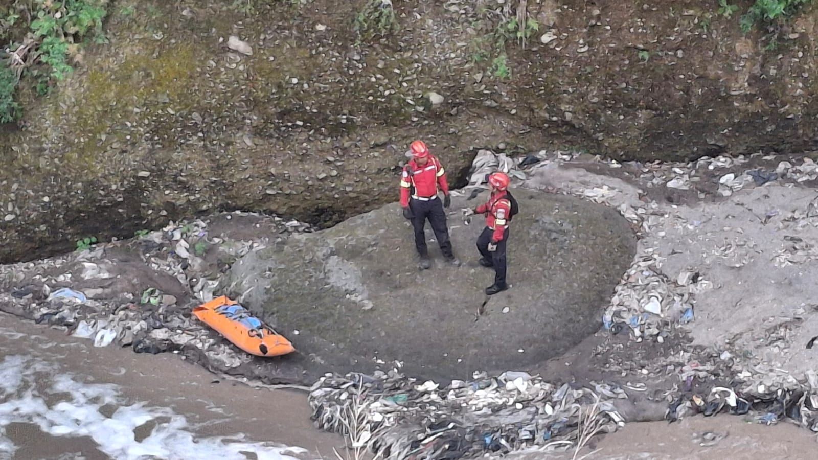 Hombre se lanza del puente El Incienso y bomberos recuperan su cuerpo