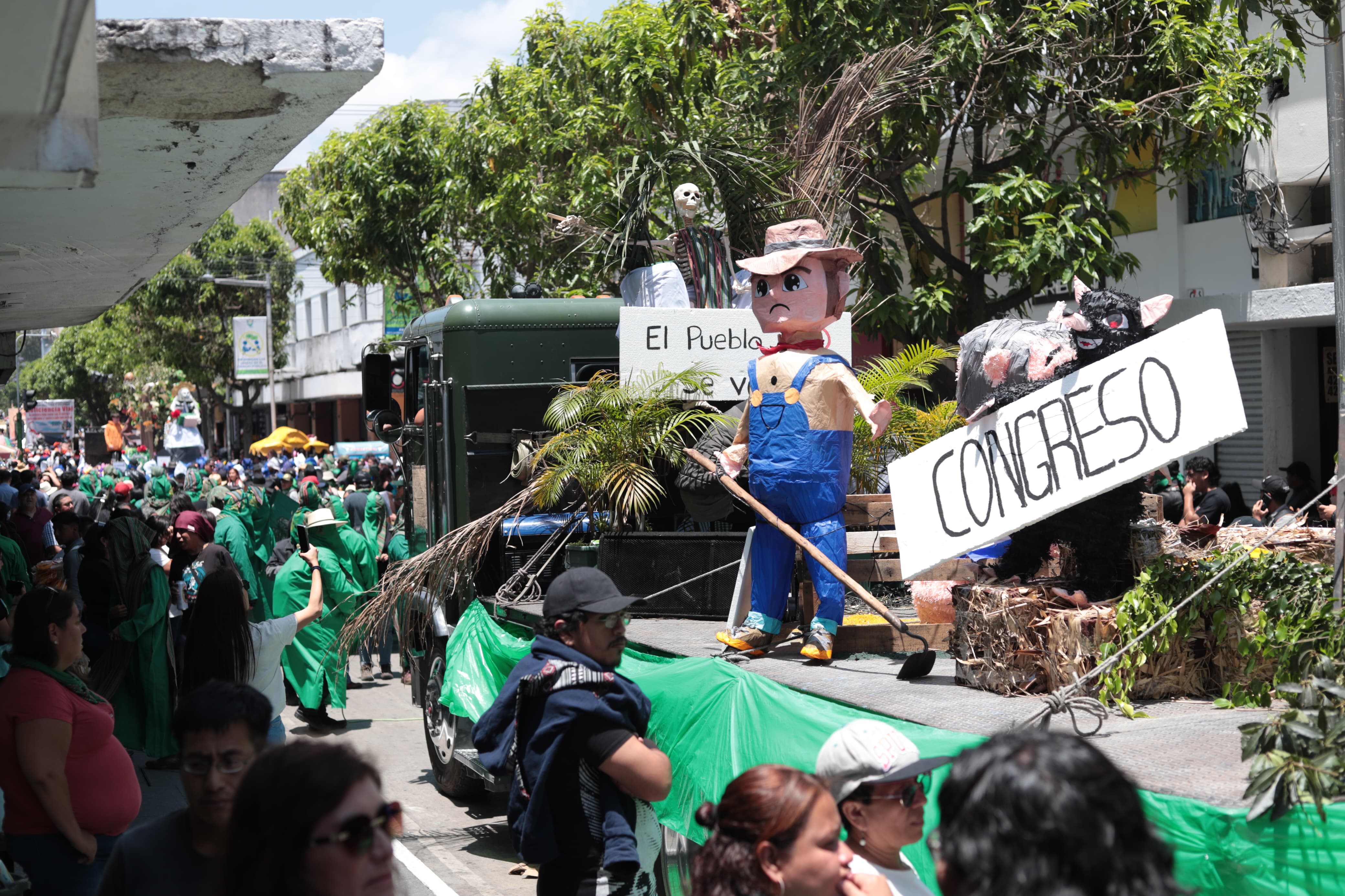 En Directo: Desfile Bufo de la Usac recorre el Centro Histórico en la ...