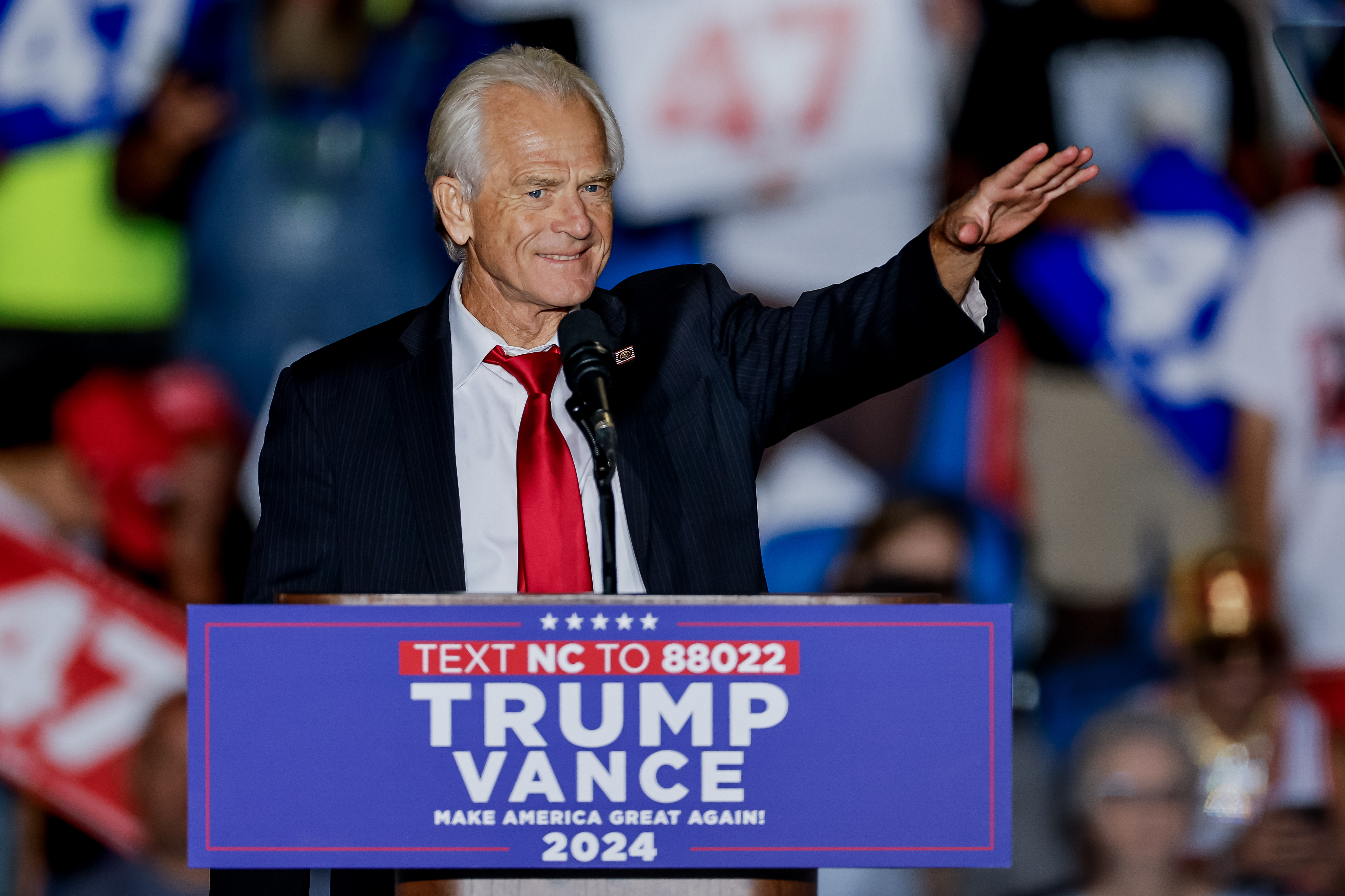 "Más tonto que un saco de ladrillos": ¿Quién es Peter Navarro y por qué Elon Musk lo insultó?