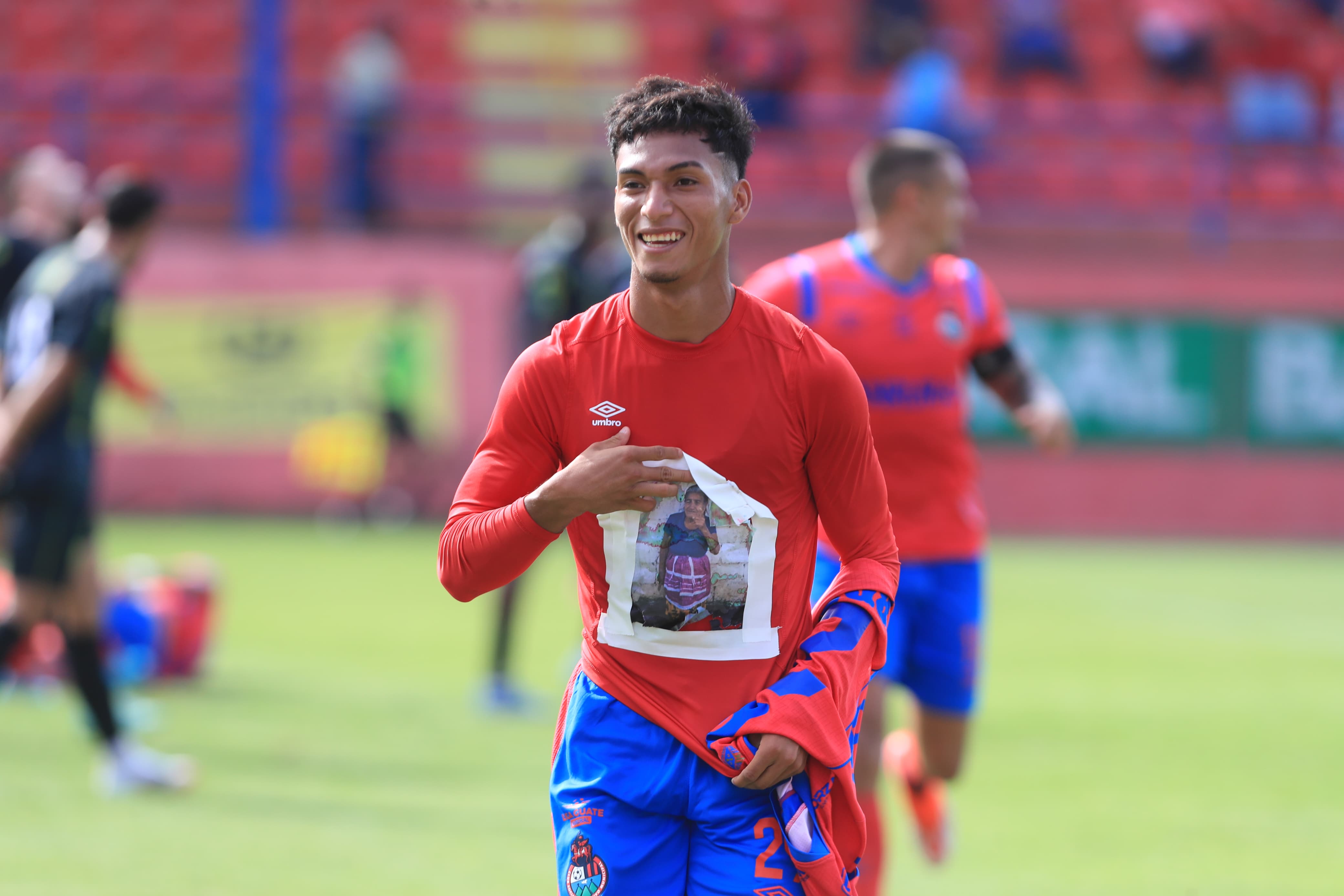 Rudy Muñoz dedica a su abuela en el cielo el gol con el que Municipal mantiene el liderato del ...