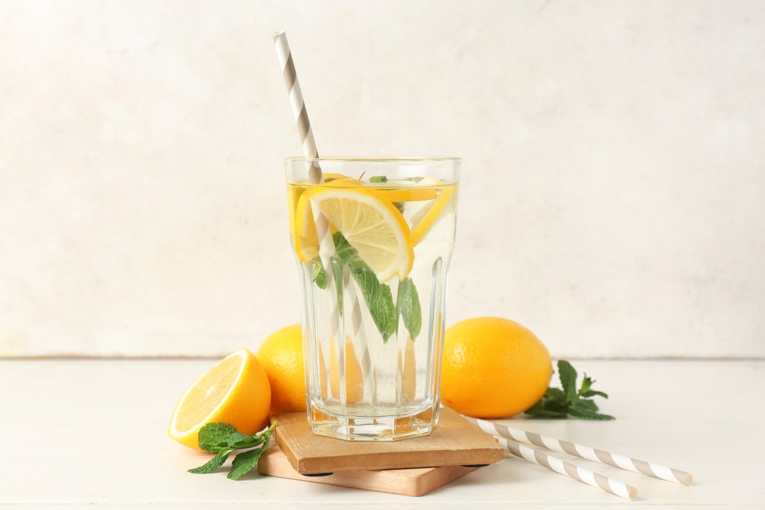 Agua con limón todos los días: beneficios que no conocías y riesgos ...