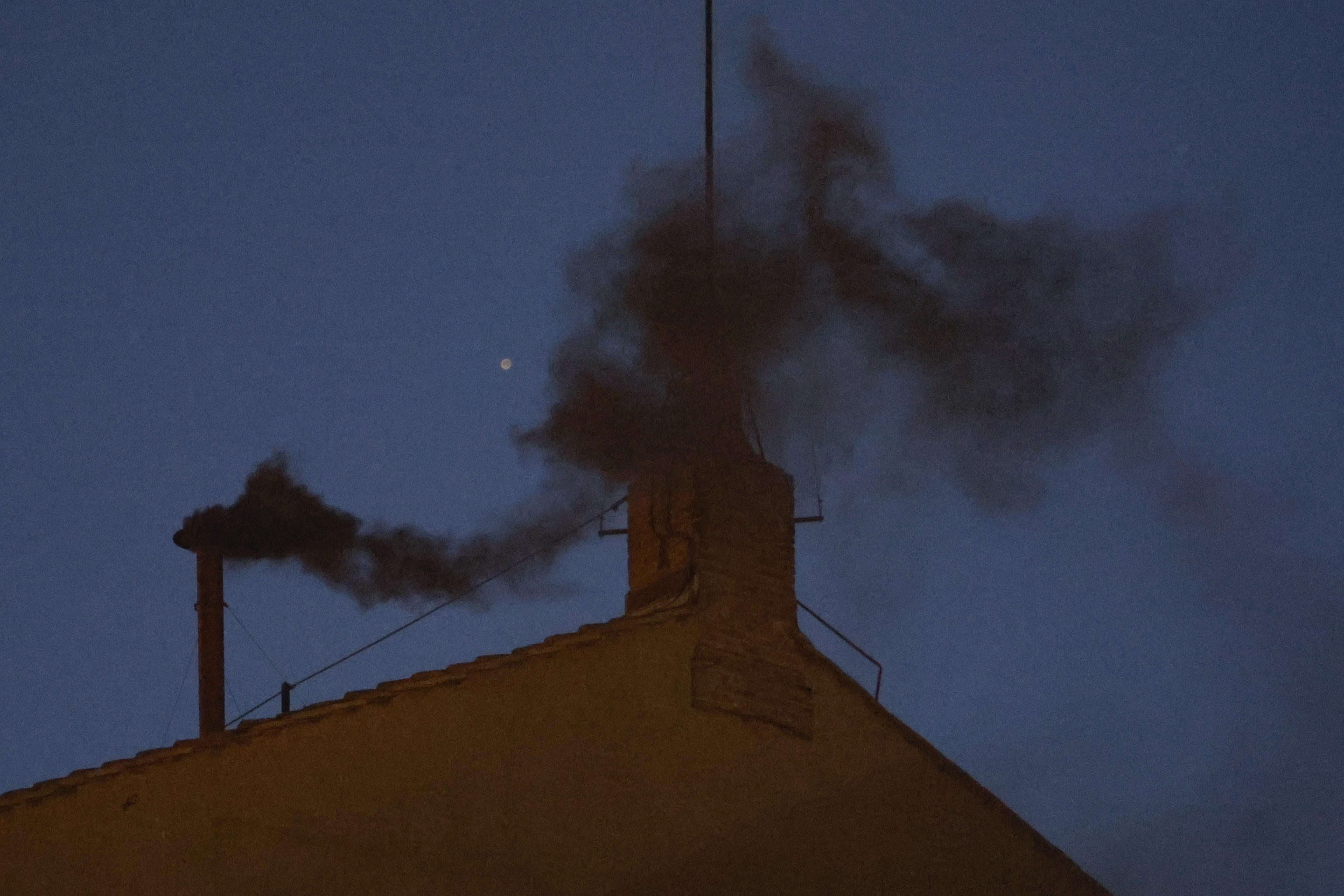Video: el momento en que sale la fumata blanca sobre la Capilla Sixtina ...
