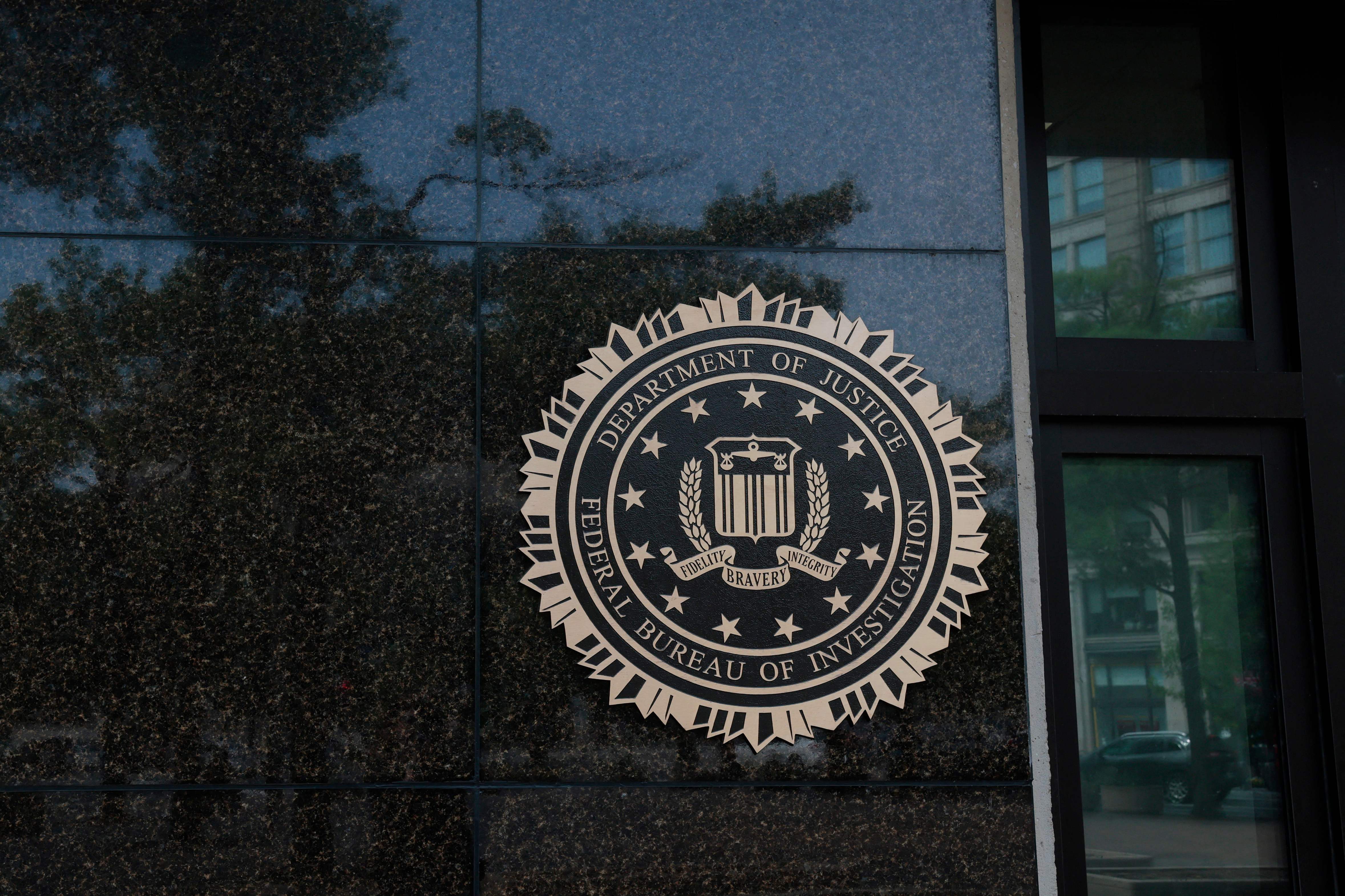 764: El FBI investiga una red de "depredadores" que manipula a menores ...