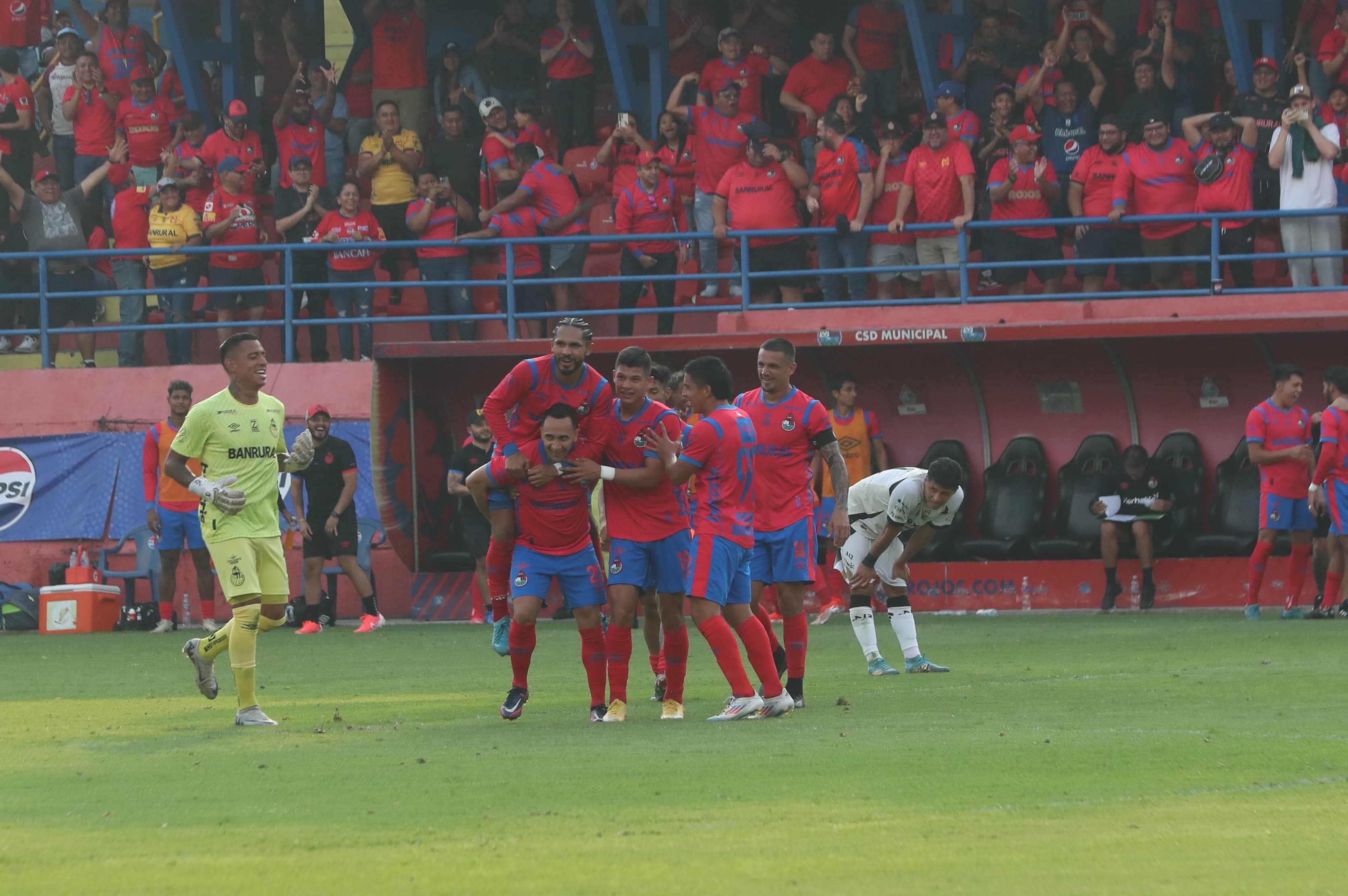 ¡Festival rojo en El Trébol! Municipal golea 4-0 a Mixco y se mete a ...