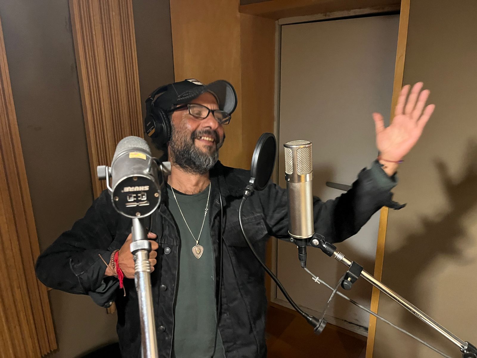 Bohemia Suburbana publica "Fiel a la miel", un álbum que marca un nuevo capítulo en su ...