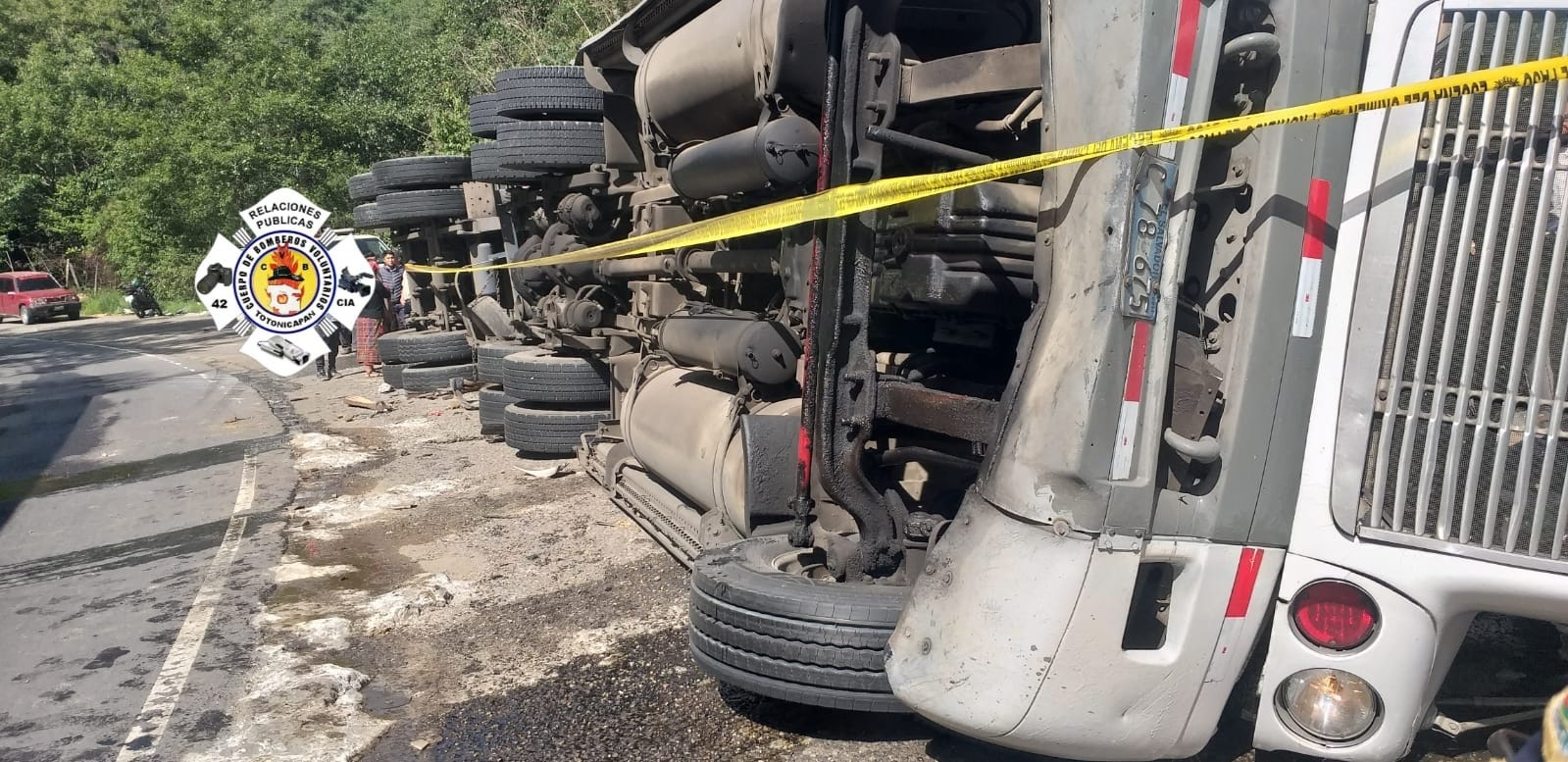 Tráiler y picop colisionan en el km 220 de la ruta Interamericana.