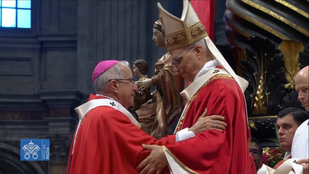 Monseñor Víctor Hugo Palma recibe el palio arzobispal de manos del papa León XIV en el Vaticano