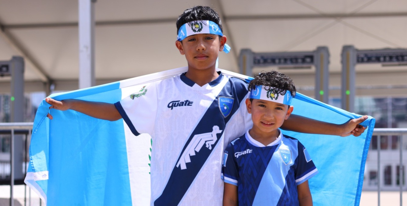 La afición de la selección de Guatemala tiñe de azul y blanco el US ...