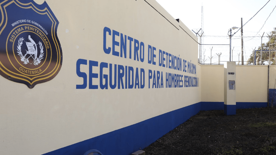 Diez cárceles albergan al 72.6% de la población reclusa en Guatemala