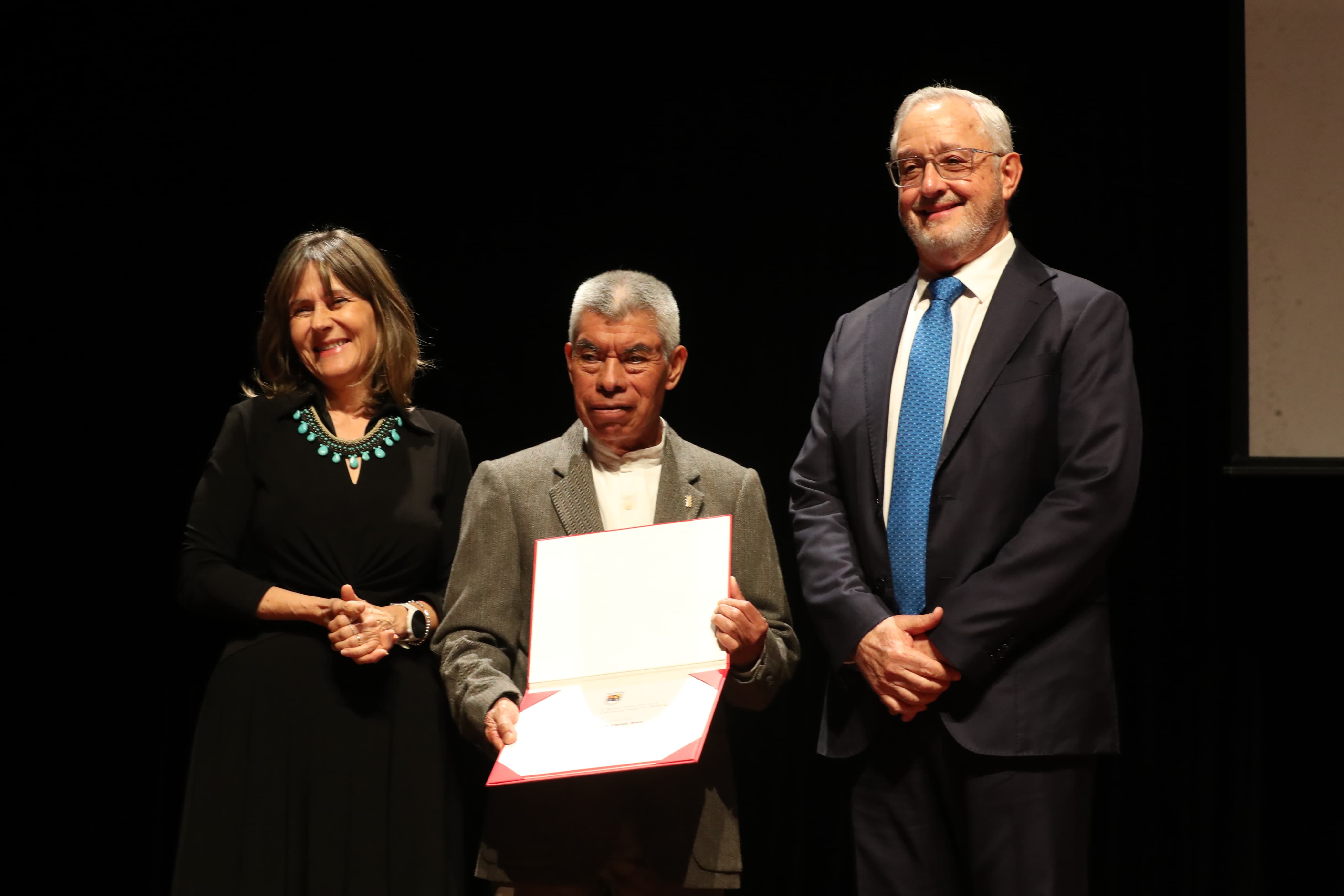 Carlos Chaclán Solís recibe la Orden del Pop 2025 del Museo Popol Vuh ...