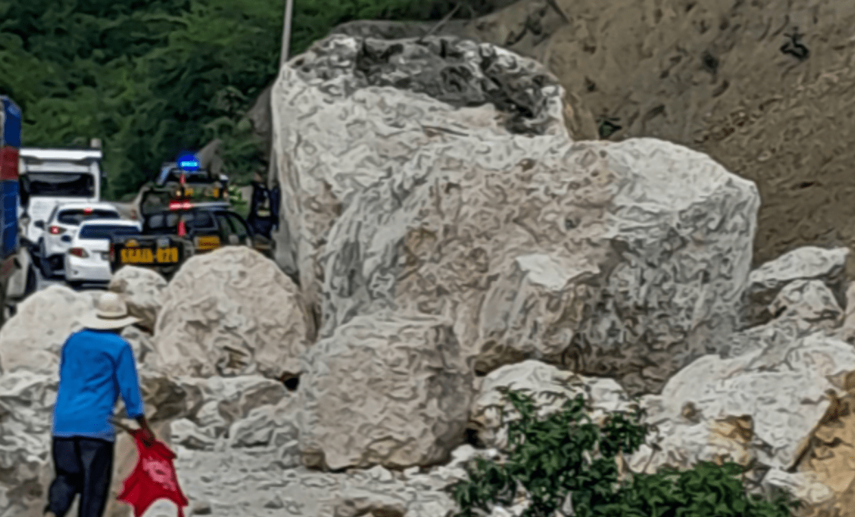 Derrumbe de grandes proporciones impide el paso en el km 61 de la ruta ...