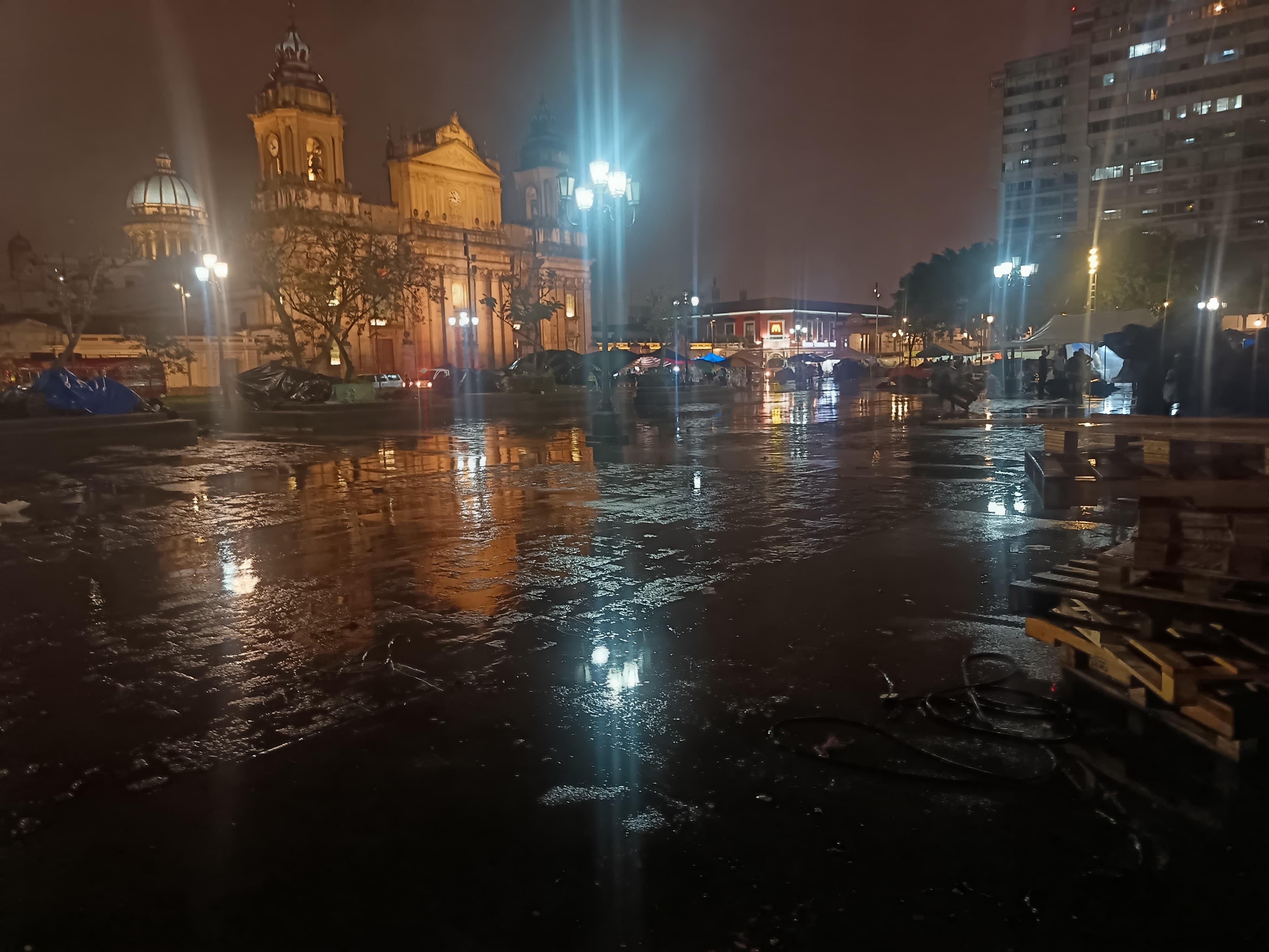 Maestros del STEG desalojan la Plaza de la Constitución mientras ...
