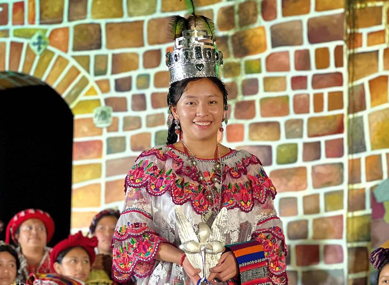 Coronan a la representante de San Cristóbal Totonicapán como nueva Rab ...