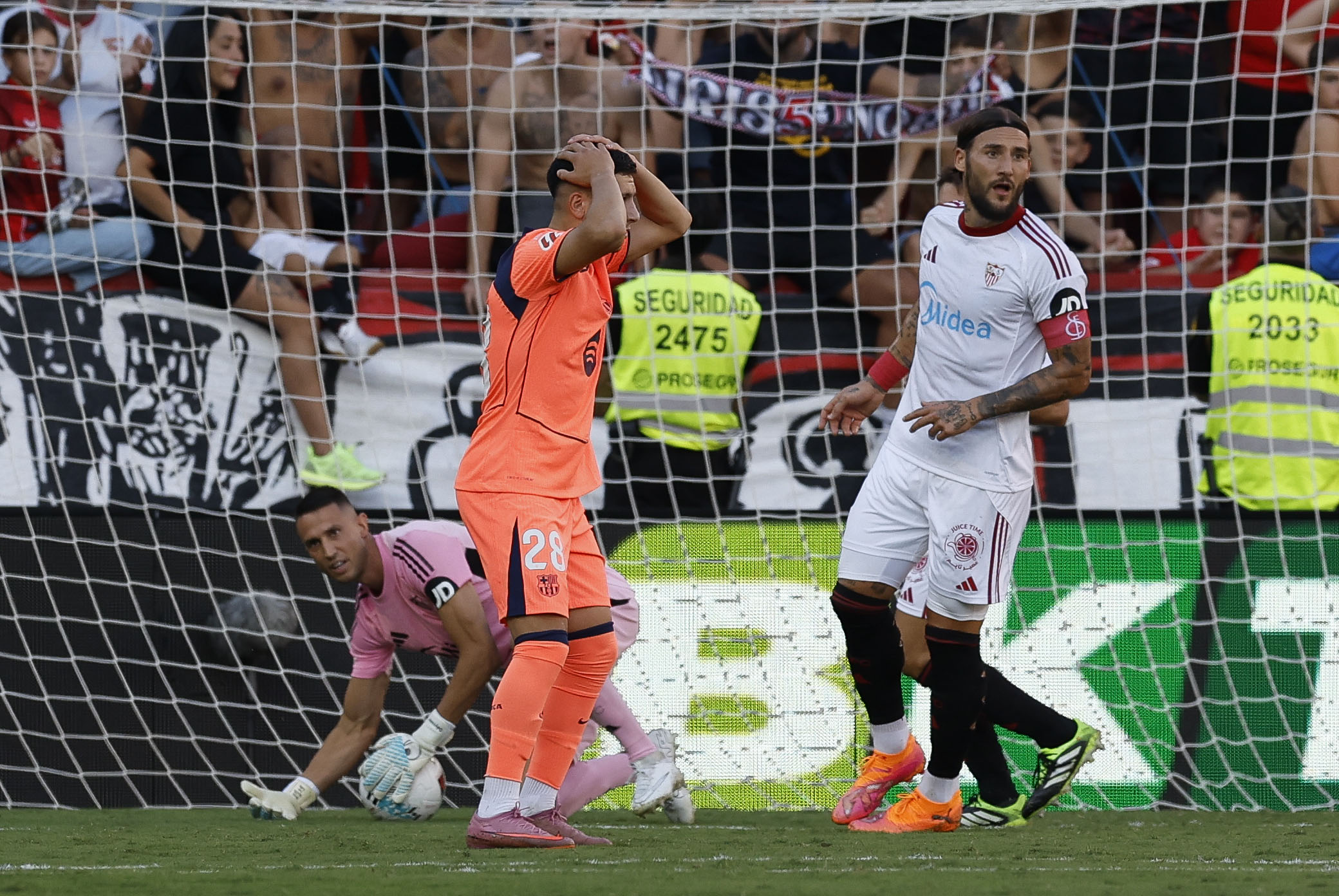 Sevilla golea y le quita el invicto al Barcelona en su vista al Sánchez ...