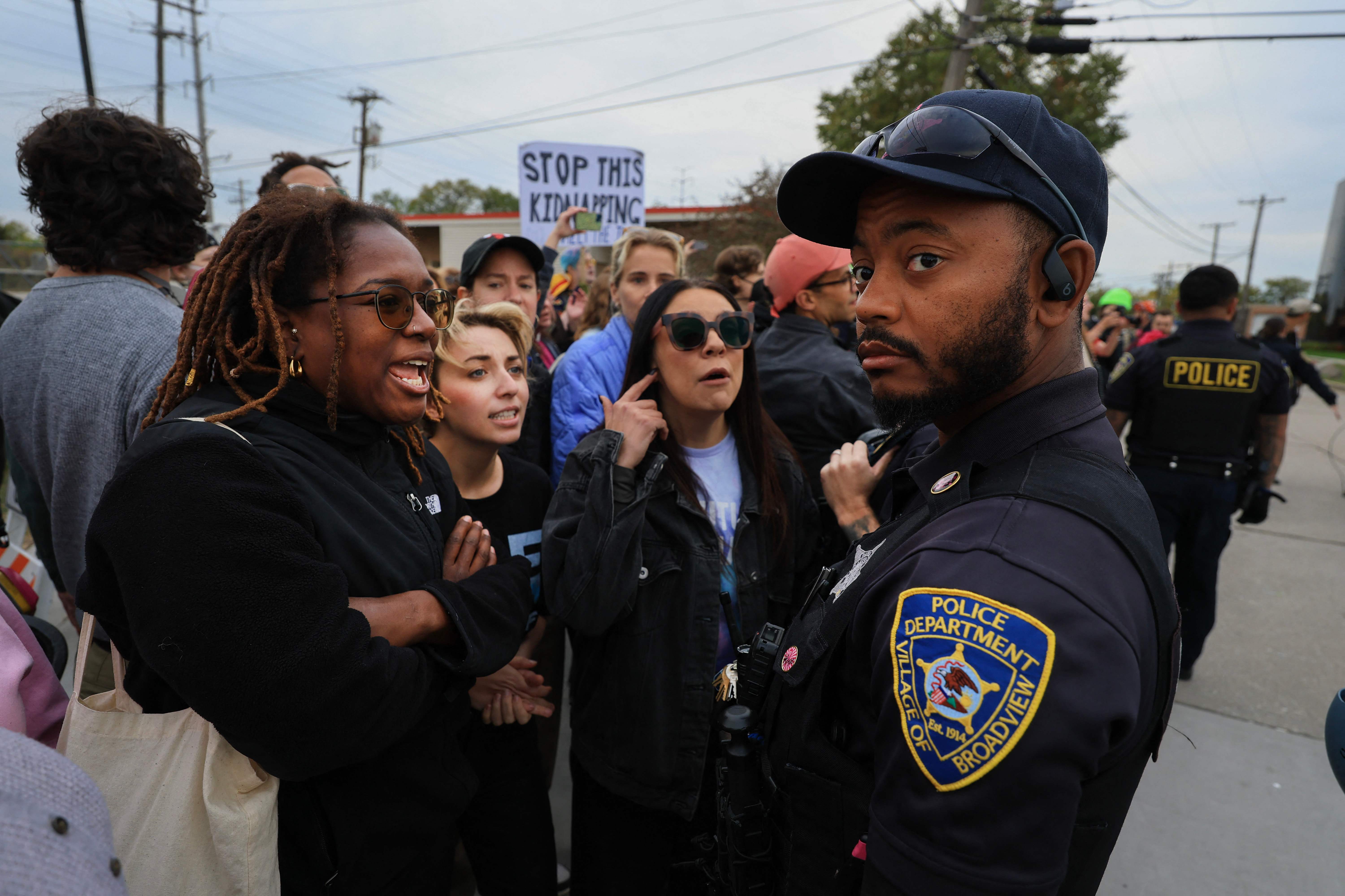Videos muestran una redada del ICE en un mercado de pulgas en Chicago