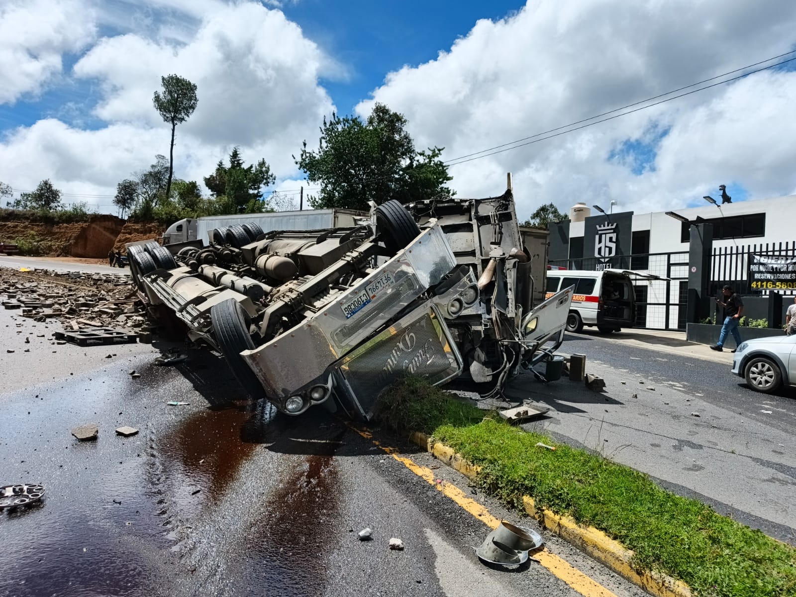 Tráiler vuelca en el km 183 de la ruta Interamericana