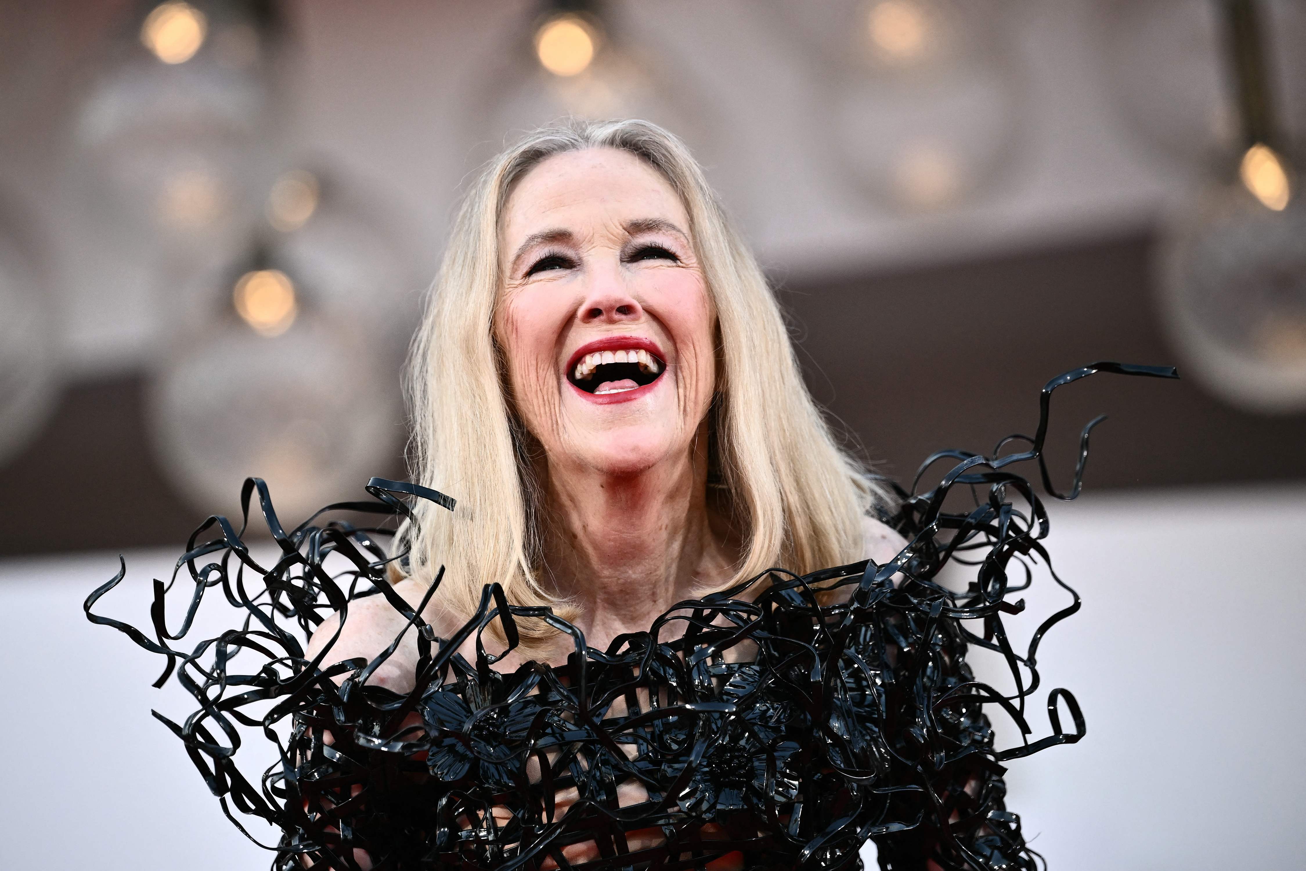 Catherine O’Hara y el baile de Beetlejuice que el mundo del cine aún ...
