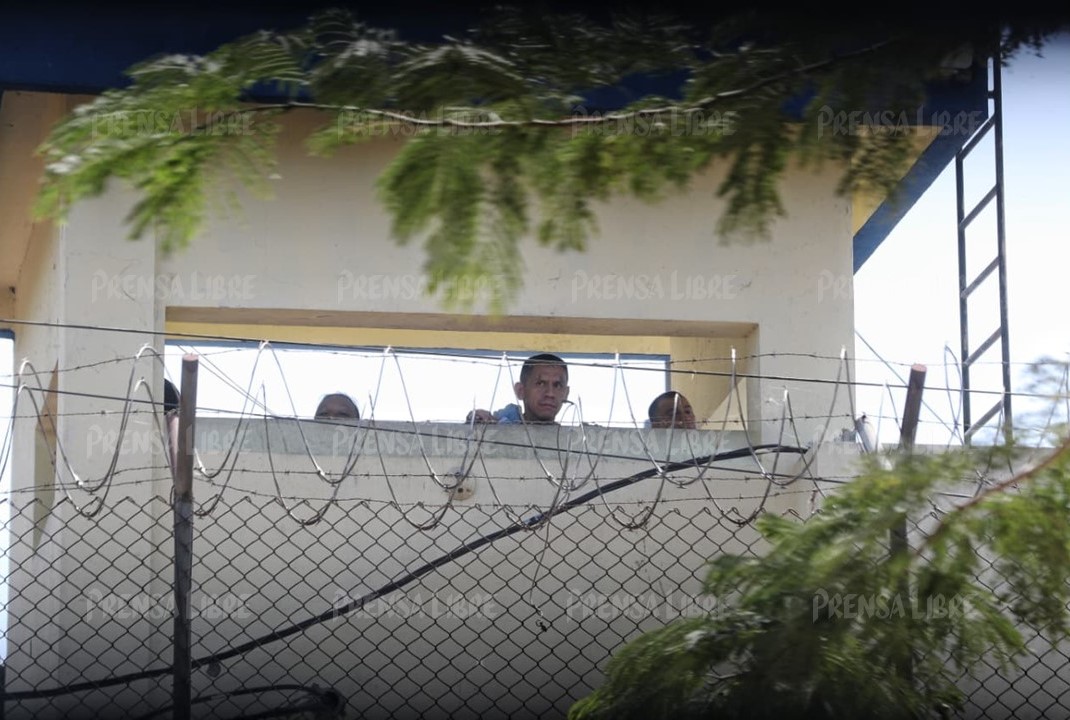 Imágenes revelan que reos se movilizan sin control en cárcel Renovación ...
